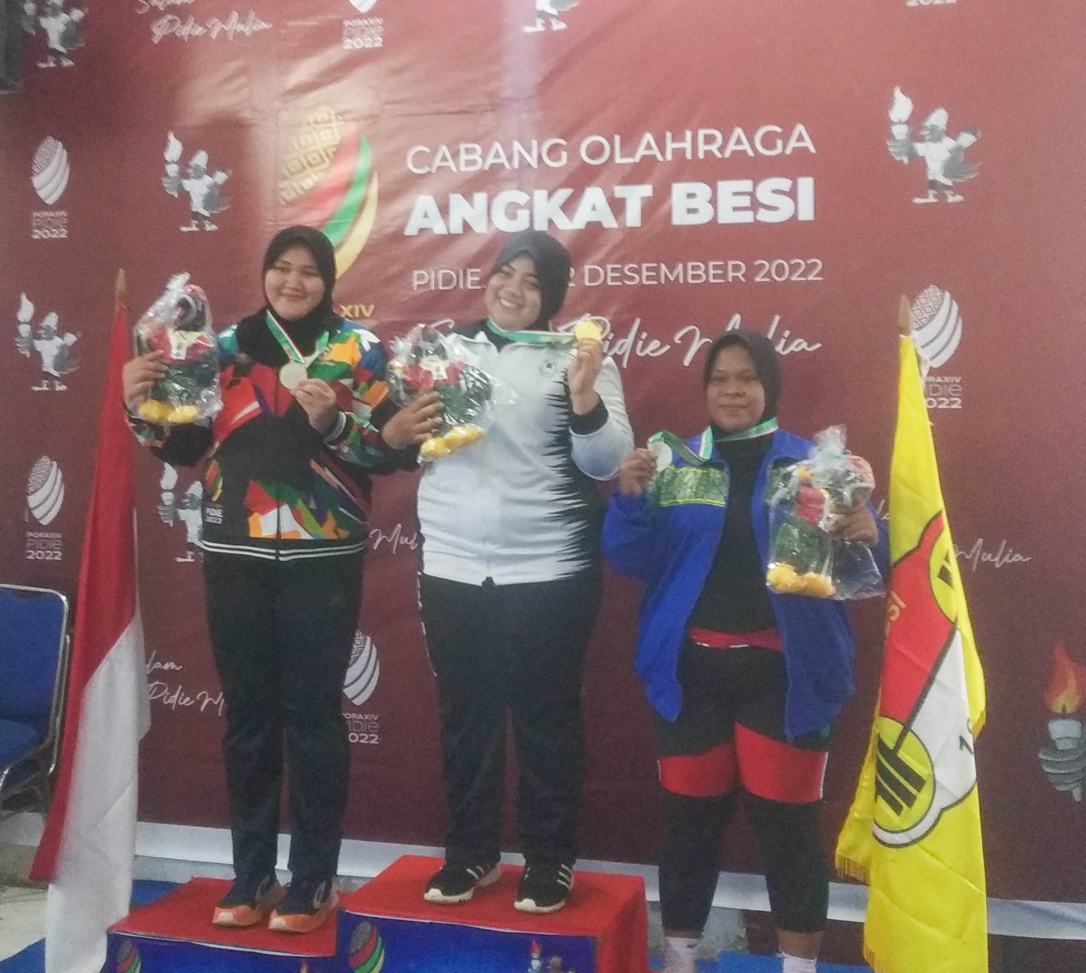 Dibina Pelatih dan Doa Orang Tua, Atlet Angkat Besi Aceh Barat Cut Via Safirta Raih Medali Emas