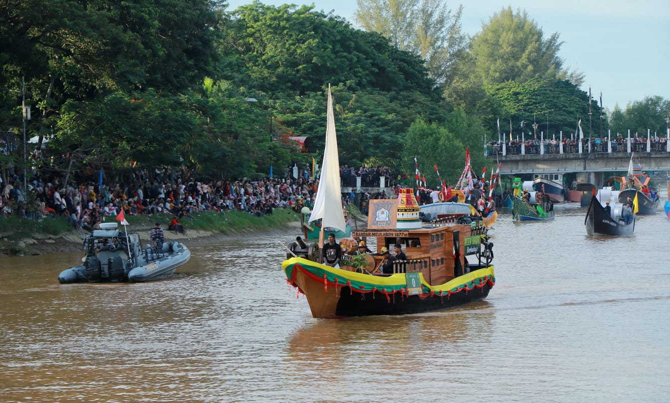 Foto: PKA ke-8, Kapal Hias Hingga Lomba Perahu Rakyat