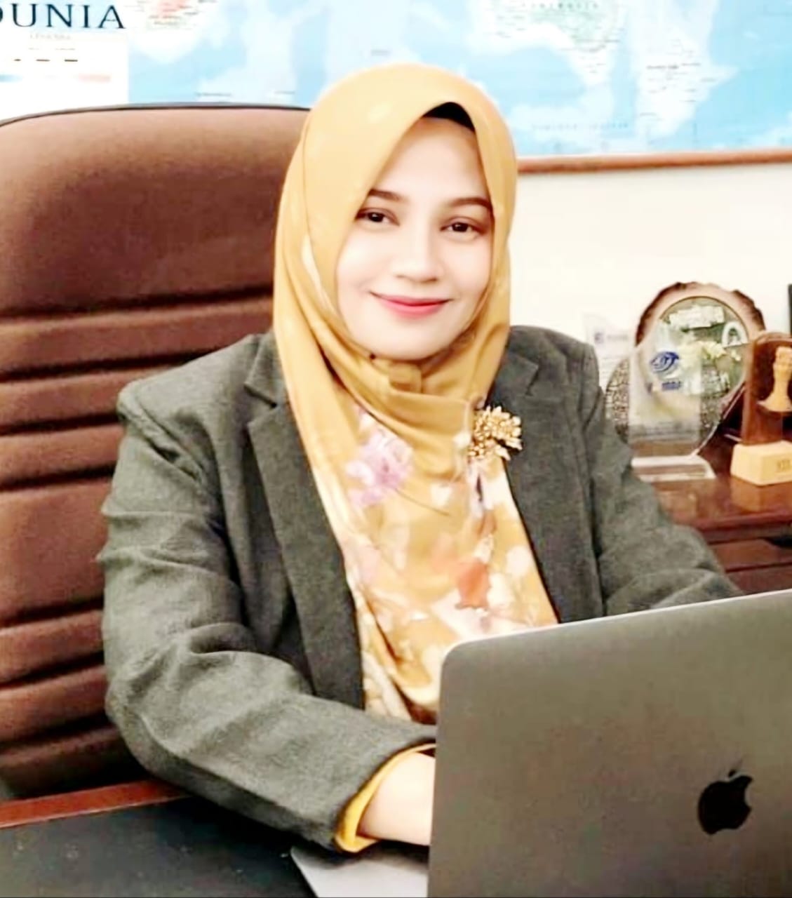 Dr. Fifi Yusmita, SE., M.Si., CIISA., CHRA., CFA., CRMP., CIFA Terima Hibah WCU